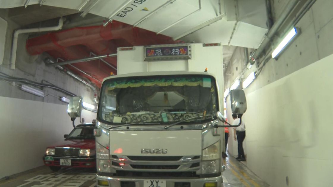 西九高鐵站停車場有貨車撞毀天花消防灑水器 引發水浸 | 無綫新聞TVB News