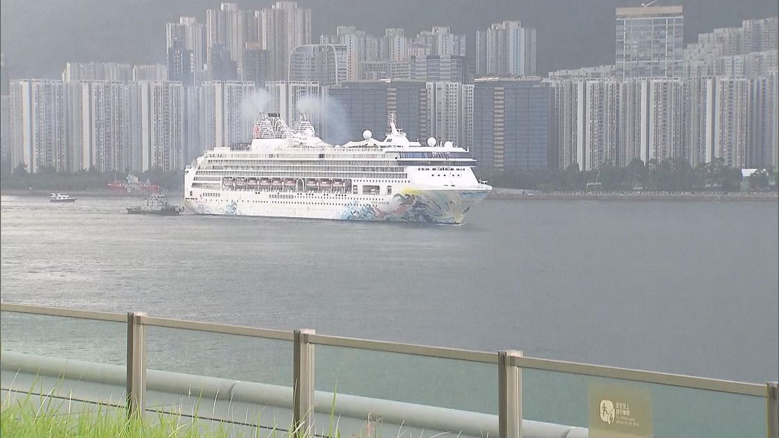 啟德郵輪碼頭再有巨型郵輪泊岸 有大批人等候巴士及的士 | 無綫新聞TVB News