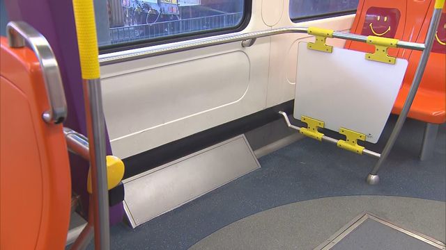 輕鐵通車35周年 港鐵推出兩列復刻主題列車 | 無綫新聞TVB News