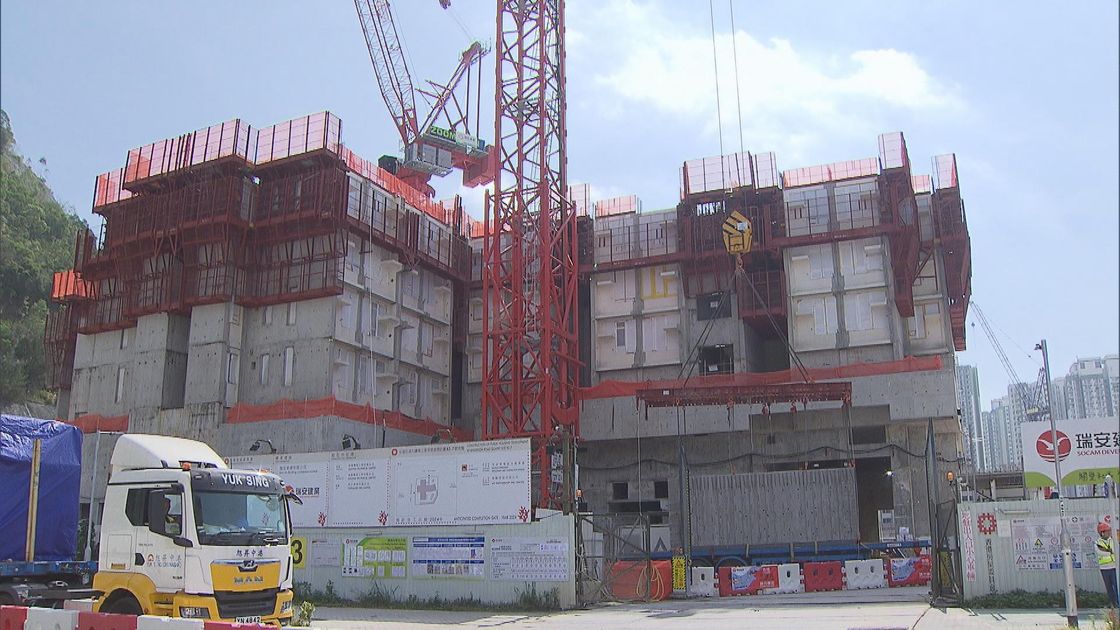 房委會首用組件「即到即裝」施工方法 建一層樓時間較傳統快一天 | 無綫新聞TVB News