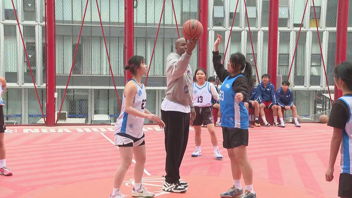 籃球港青北京與NBA前球員馬貝利切磋球技 將與北京中學生進行籃球交流 | 無綫新聞TVB News