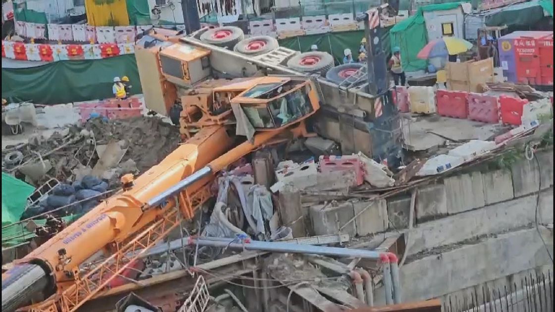 油麻地地盤有吊臂車翻側 司機手腳受傷 | 無綫新聞TVB News