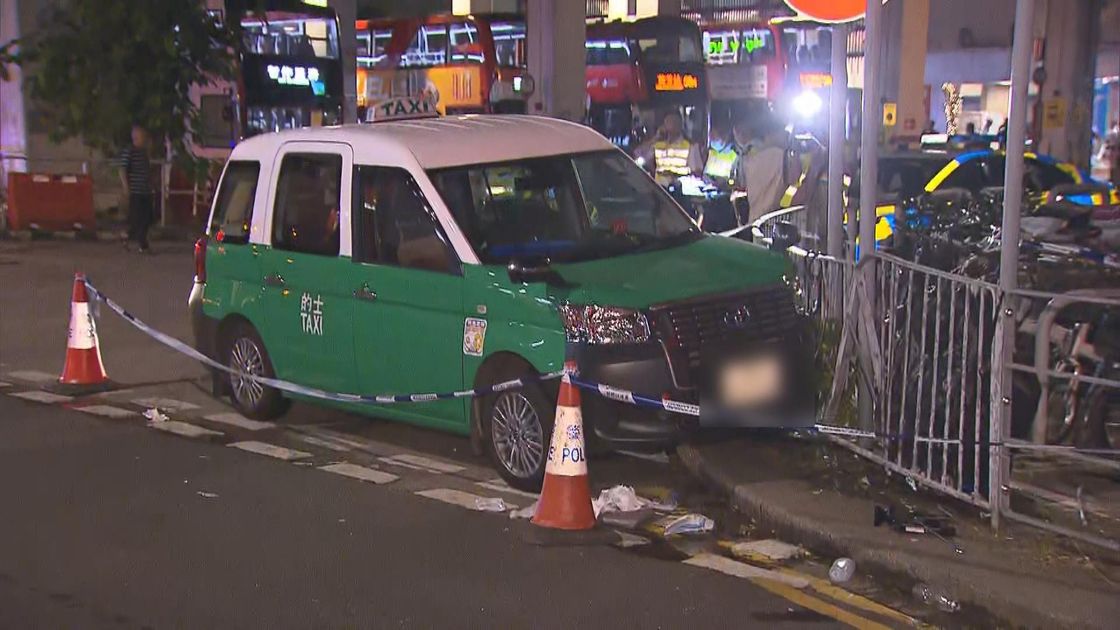 屯門有女途人被的士撞倒捲入車底 送院治理 | 無綫新聞TVB News