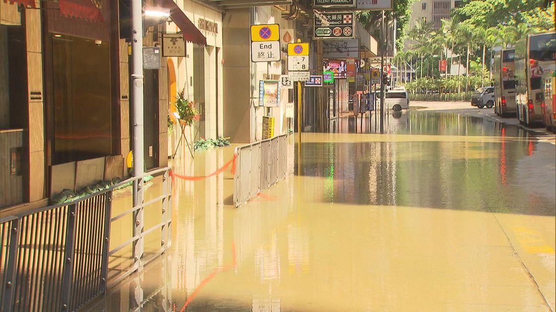 灣仔軒尼詩道爆鹹水管 淹浸行人路及一條行車線 | 無綫新聞TVB News