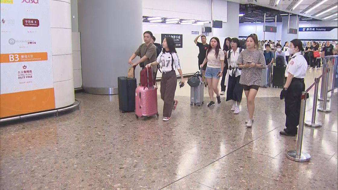 【國慶75周年】入境處料今日為陸路出入境高峰 高鐵西九龍站大批遊客抵港 | 無綫新聞TVB News