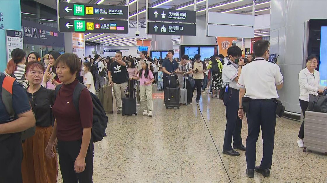 【國慶75周年】不少內地旅客來港觀賞煙花匯演 「快閃」感受國慶氣氛 | 無綫新聞TVB News