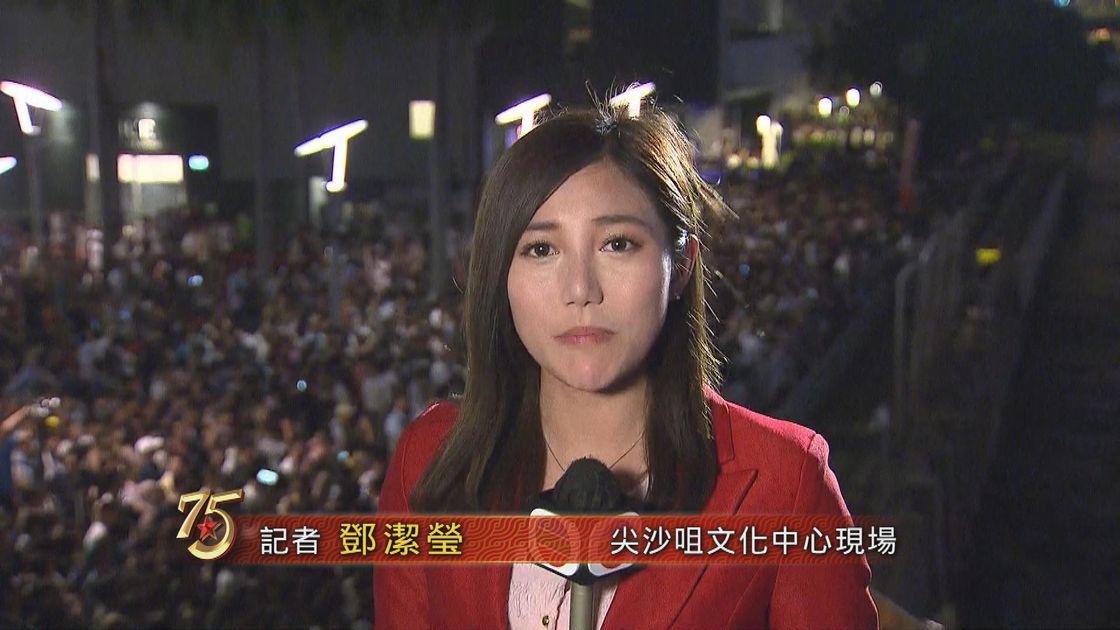 【國慶75周年】[現場]煙花觀賞區人流管制 大會安排約三分鐘無人機試飛 | 無綫新聞TVB News