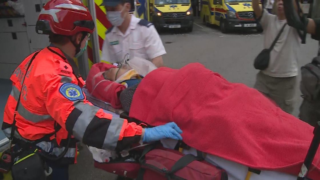 63岁女子黄大仙遭校巴撞倒 一度被困车底 | 无线新闻TVB News