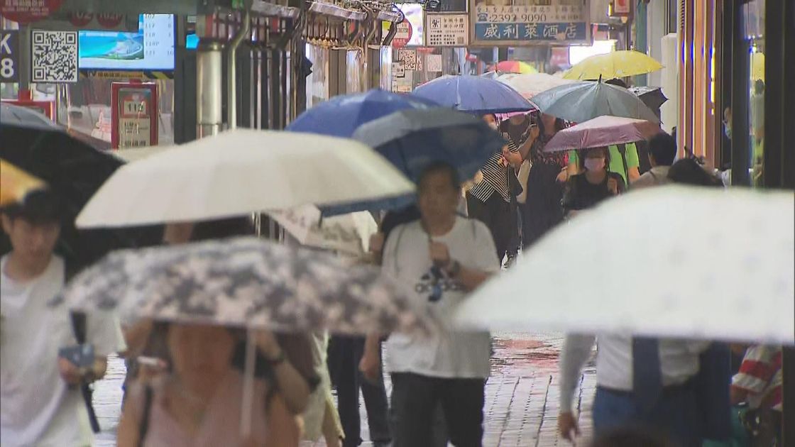 天氣｜今年首個「黑雨」生效近兩小時 港島及西貢區雨量逾150毫米 | 無綫新聞TVB News