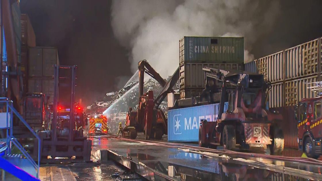 Blaze erupts at Tsing Yi logistics warehouse | 无线新闻TVB News
