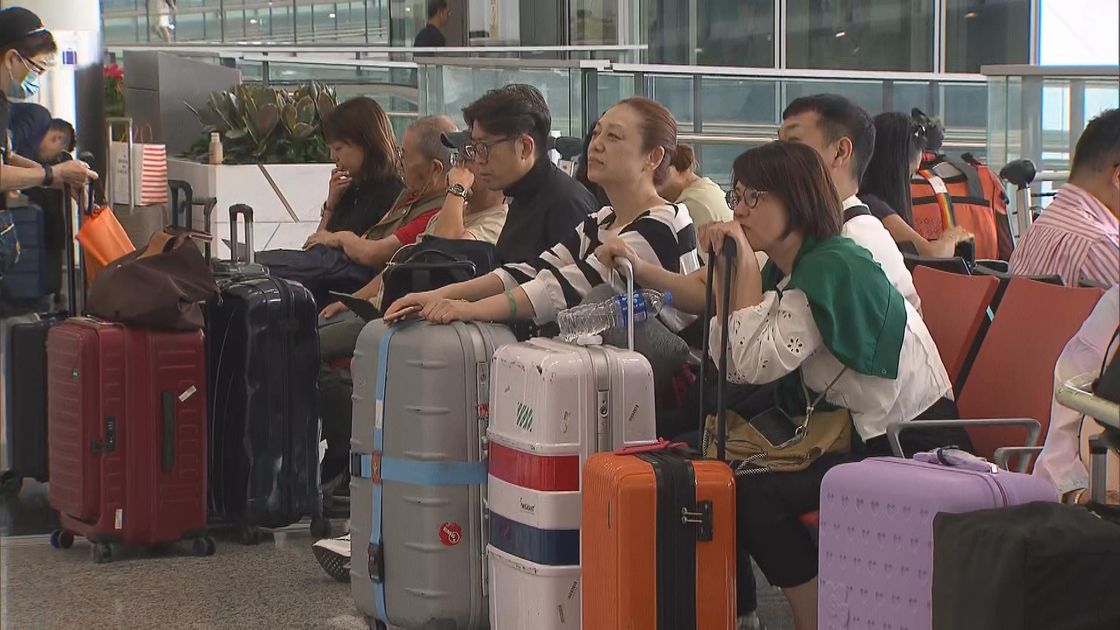 Ragasa causes flurry of cancellations and delays at HK Airport | 無綫新聞TVB News