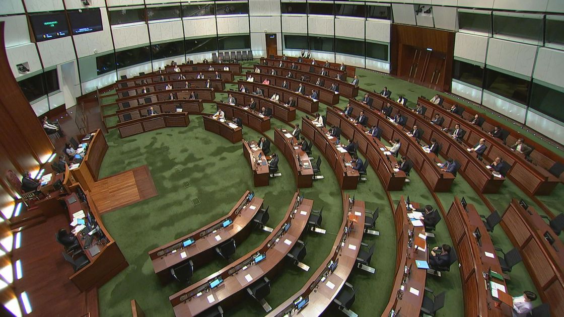 立法會三讀通過《簡樸房條例草案》 明年三月一日起登記 | 無綫新聞TVB News