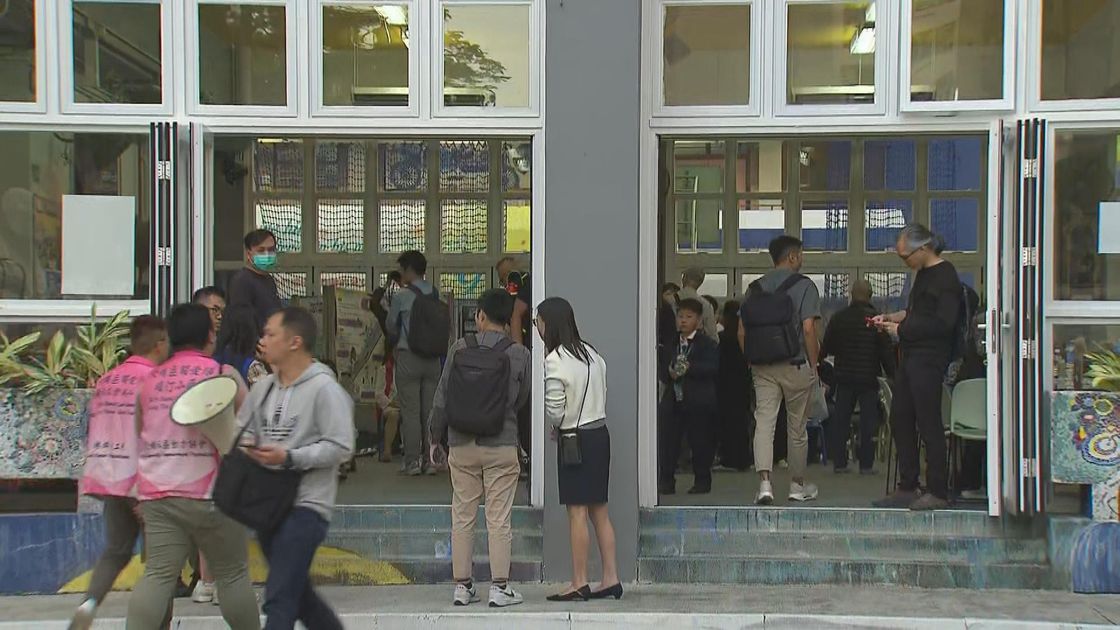 宏福苑五級火｜政府開放社區會堂作臨時庇護中心 供受影響居民入住 | 無綫新聞TVB News