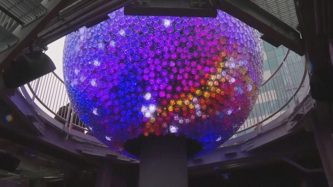 Times Square Ball and Big Ben getting ready for New Year countdown | 無 ...